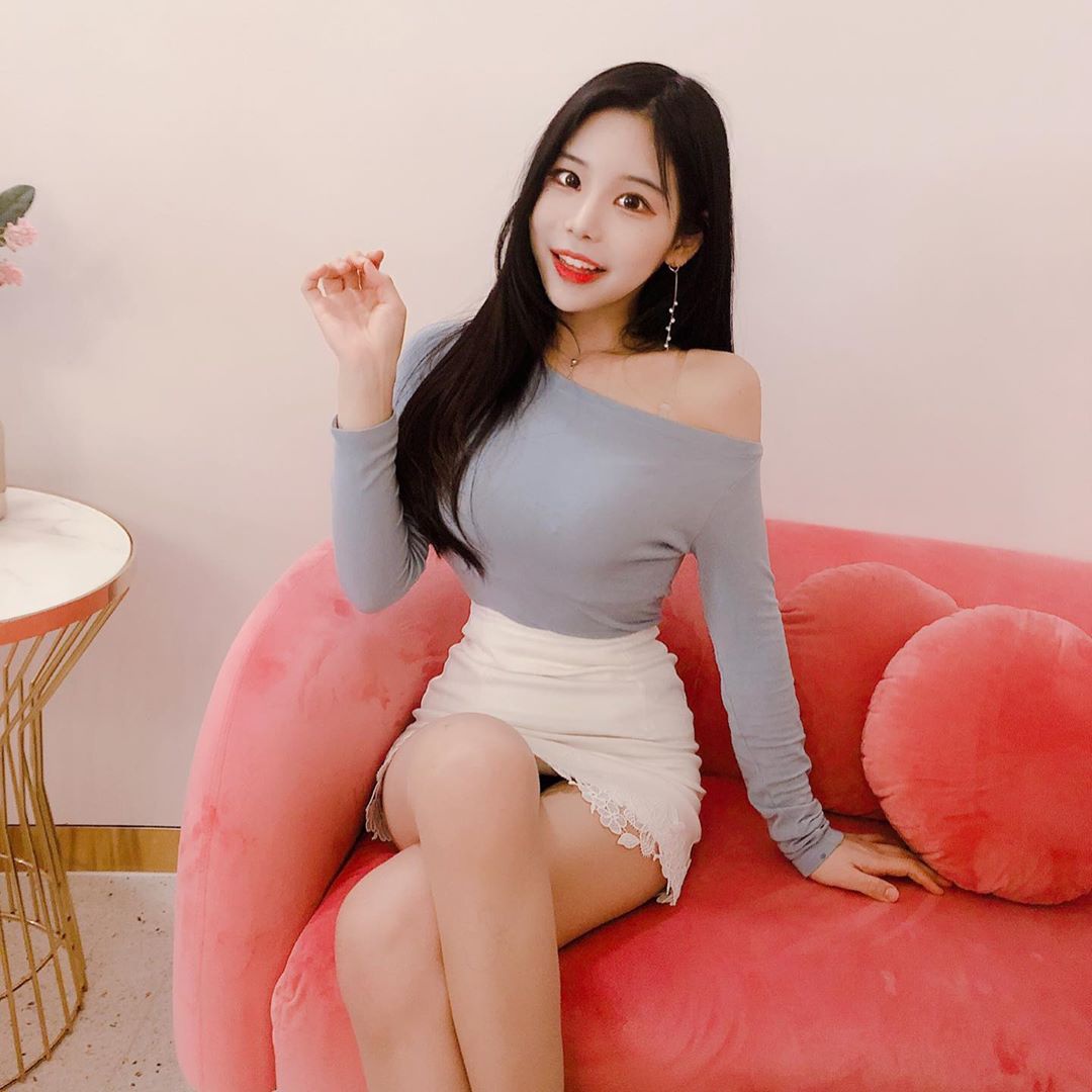 【網路收集】OL女秘書-Zzyuri 臉蛋清純 身材好到襯衣都包不住 - 貼圖 - 絲襪美腿 - R18成人站-流量密碼