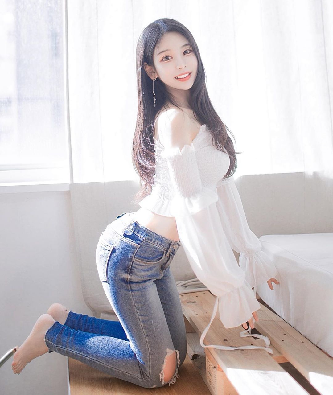 【網路收集】OL女秘書-Zzyuri 臉蛋清純 身材好到襯衣都包不住 - 貼圖 - 絲襪美腿 - R18成人站-流量密碼