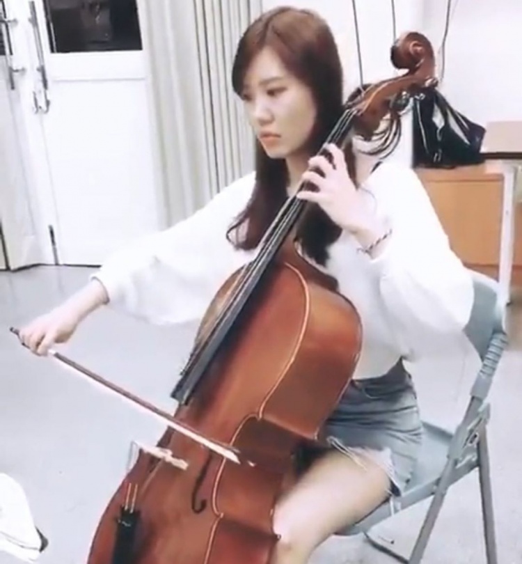 老師我想學音樂！大提琴正妹家教「氣質非凡」手把手教學真幸福～Emily sung（宋思怡） - 美女圖 - JKF 捷克論壇